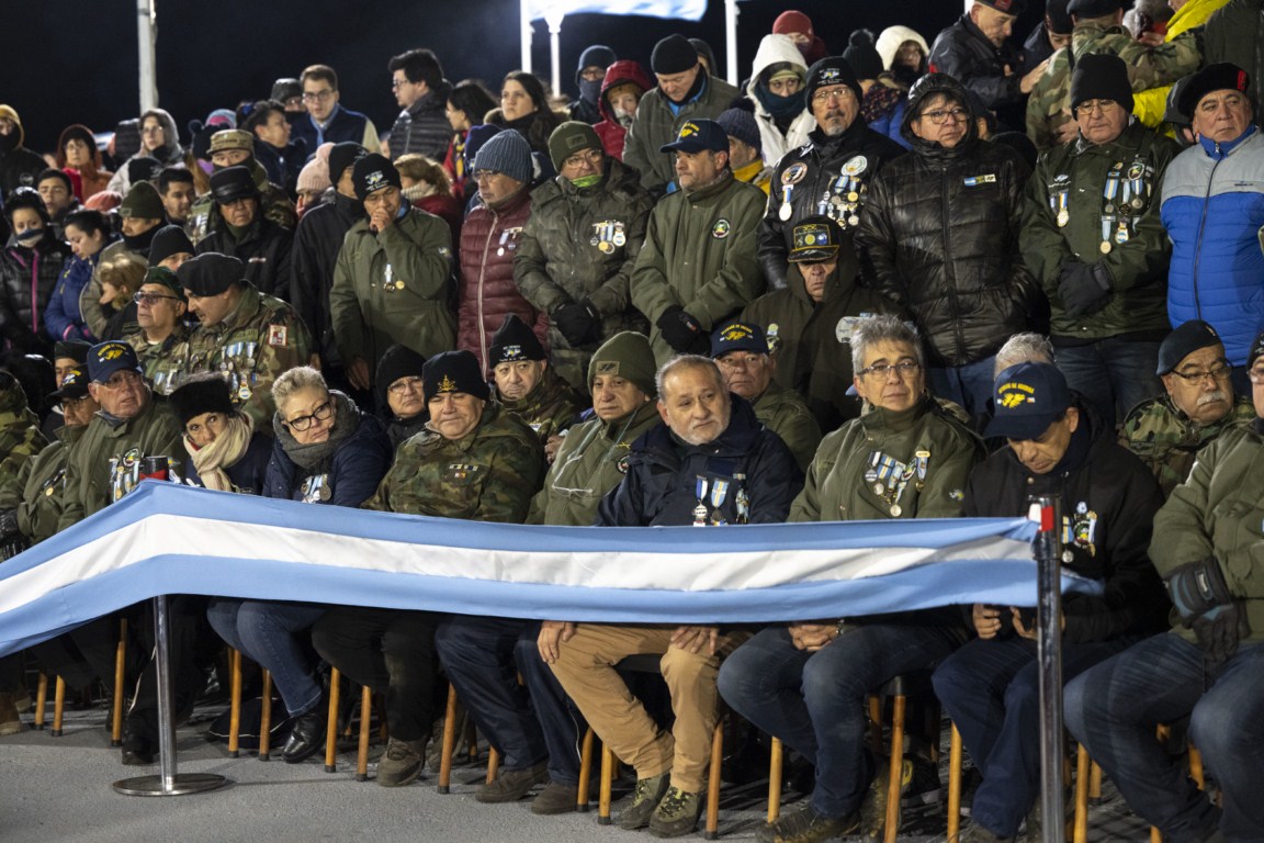 Una Multitud Abrazó A Los Excombatientes En La Vigilia Por Malvinas