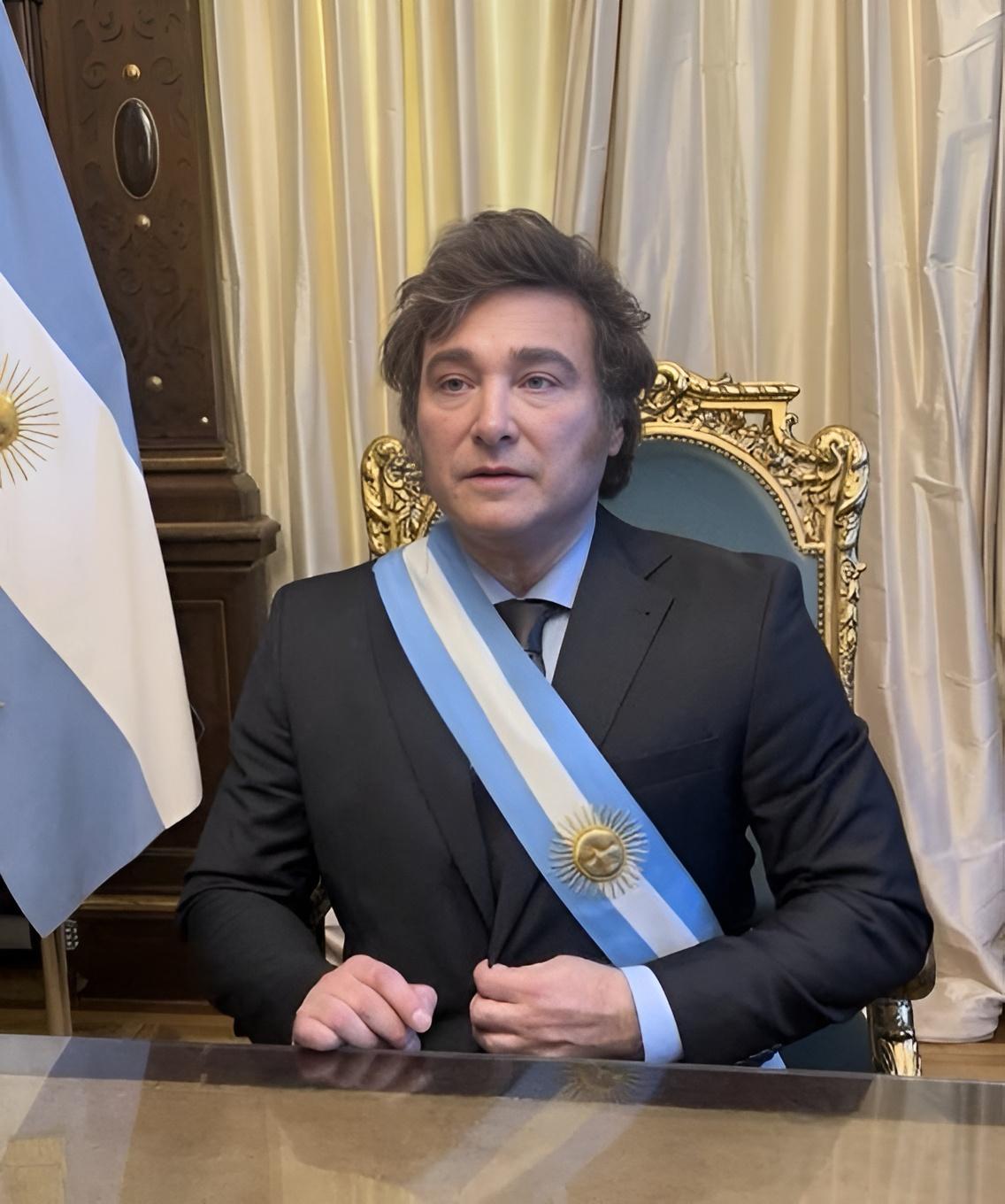 Milei se sentó por primera vez en el sillón presidencial