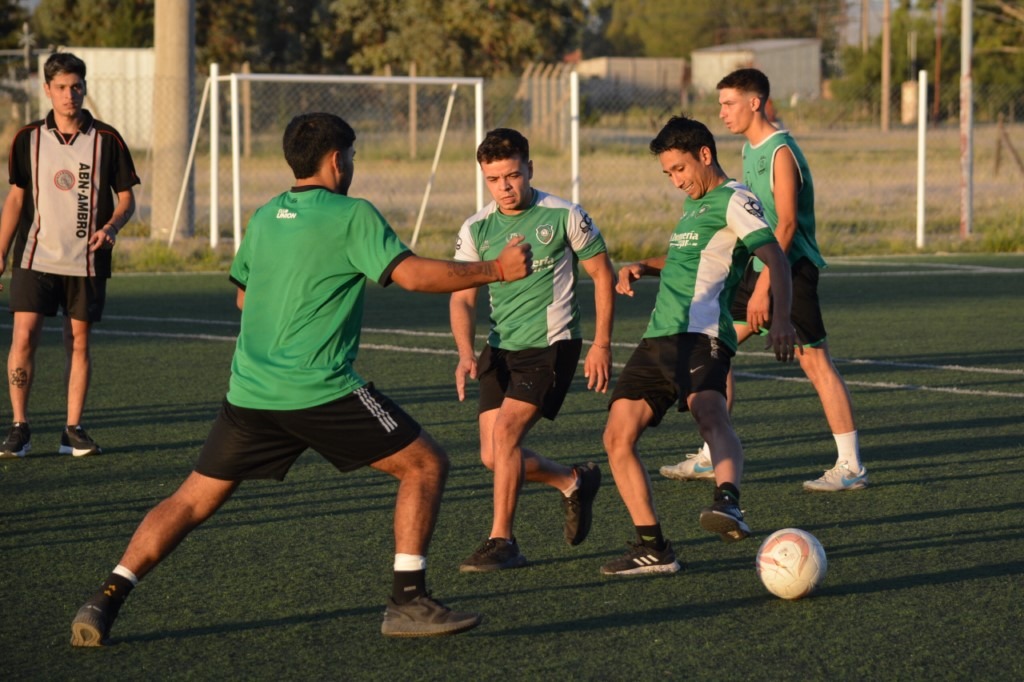 Fútbol: Unión, de la mano de Julio Román, puso en marcha su pretemporada
