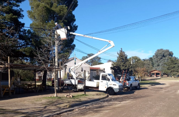 CELT. Informa: Continúa la obra de instalación de fibra óptica en Villa ...