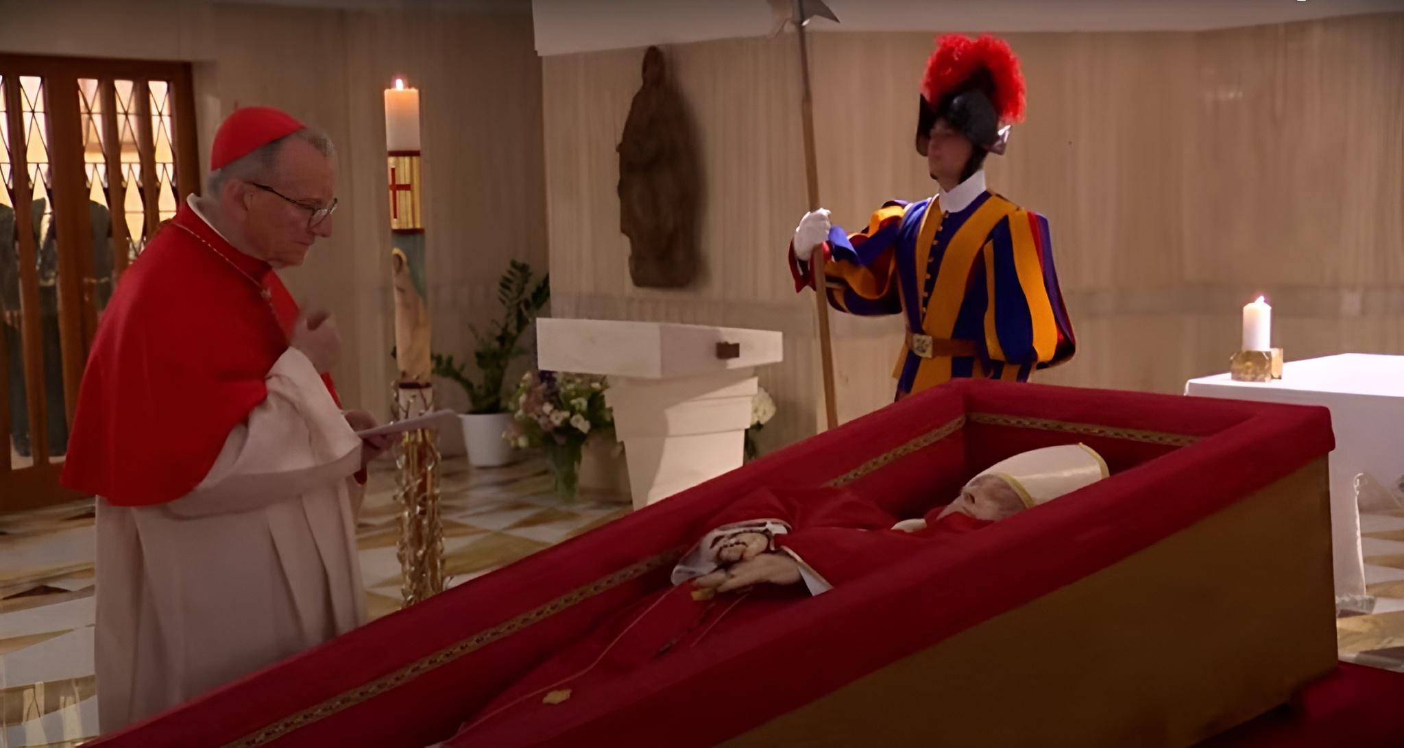 El vaticano difundió las primeras imágenes del féretro del Papa Francisco