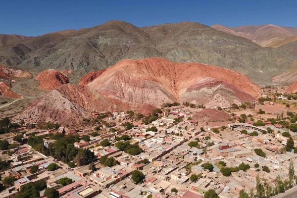El impresionante treeking escénico al pie de uno de los cerros más ...