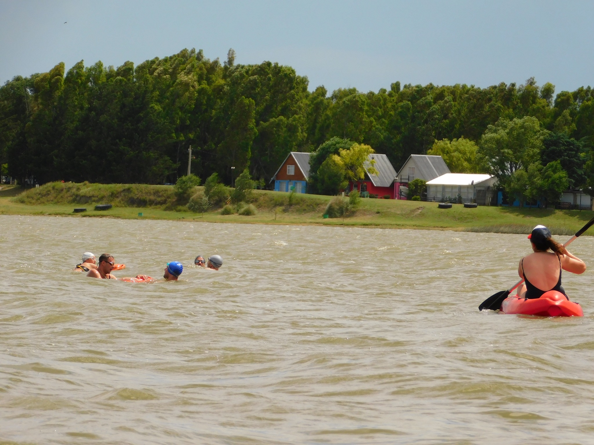 18 nadadores cruzaron de la laguna de Tornquist a la de Saavedra en la ...