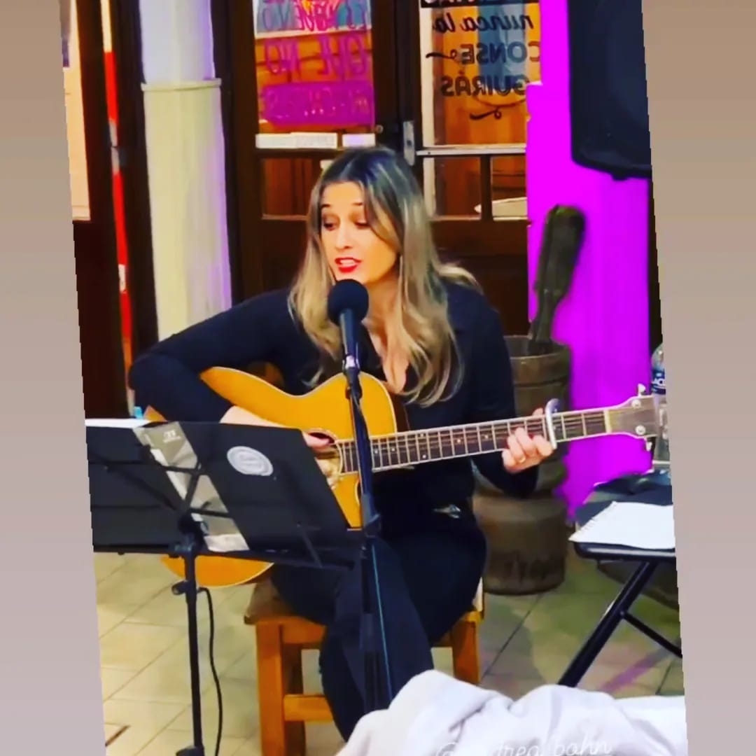 Andrea Bohn junto al maestro Alberto Dalessandro en el teatro municipal ...